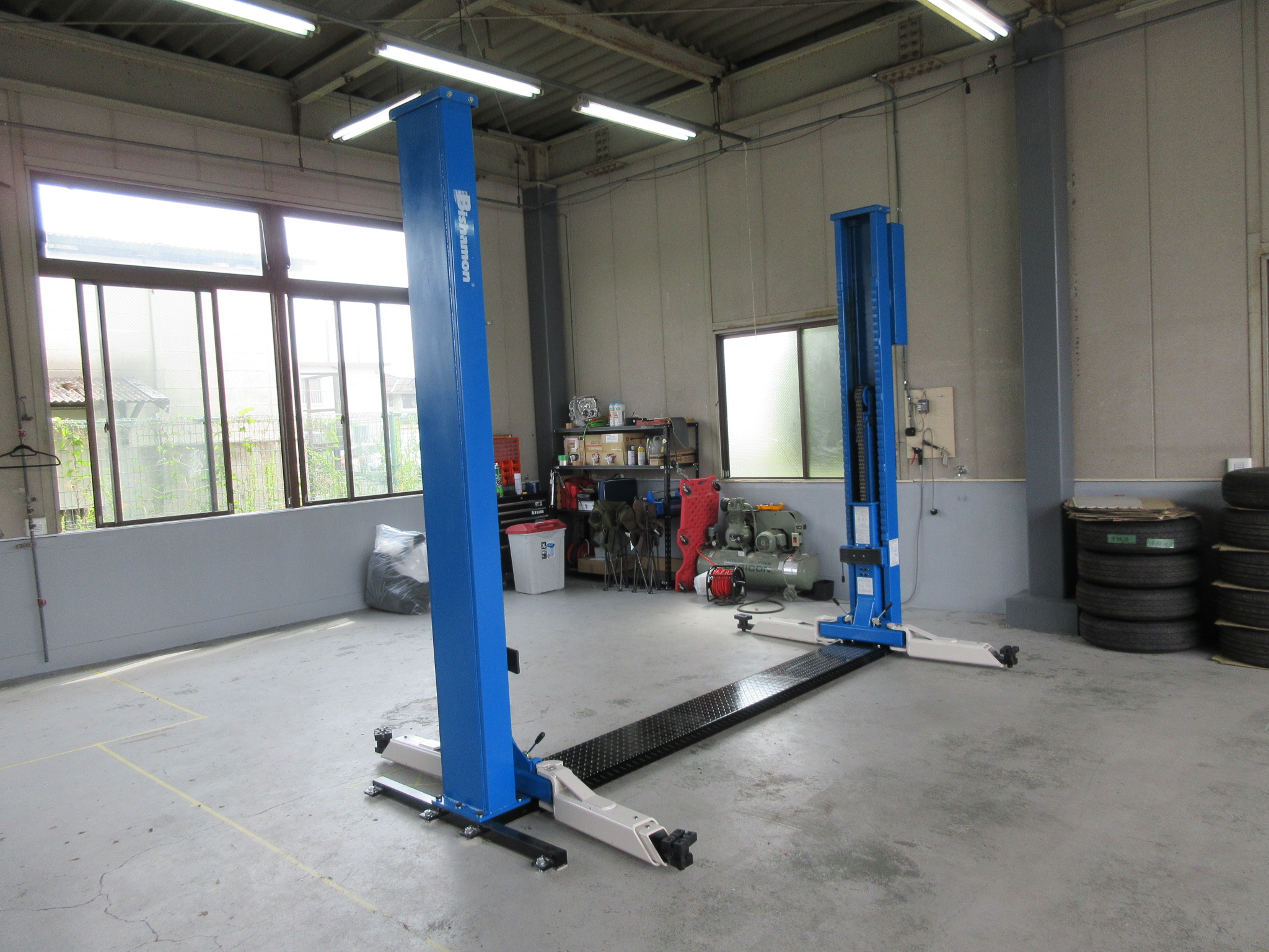 ㈱スギヤス NSP－37 2柱リフト（中古）設置 ｜ 【自動車の工具屋さん】MUKASA 有限会社ムカサ工機